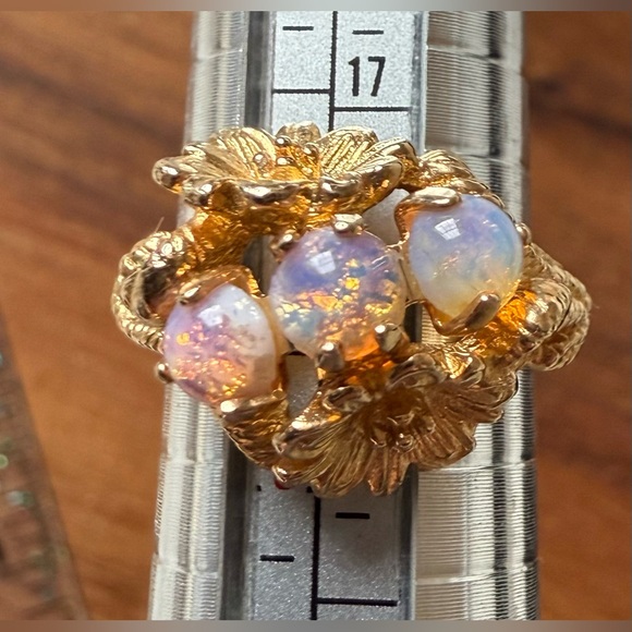 Avon | Jewelry | Elegant Vtg Avon Gold Tone Faux Opal Floral Flower ...